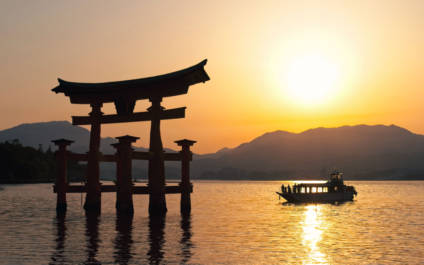 Discover the kami at the Itsukushima Shrine on Miyajima Island | Evaneos