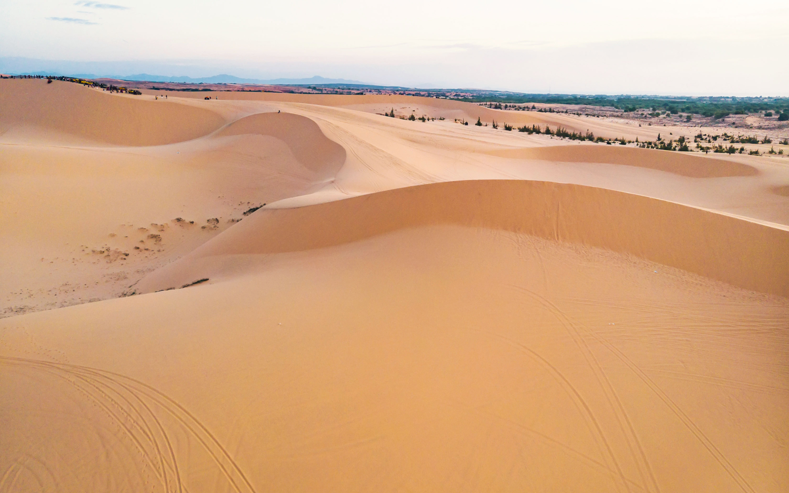 Go sandboarding on the red dunes of Mui Ne | Evaneos