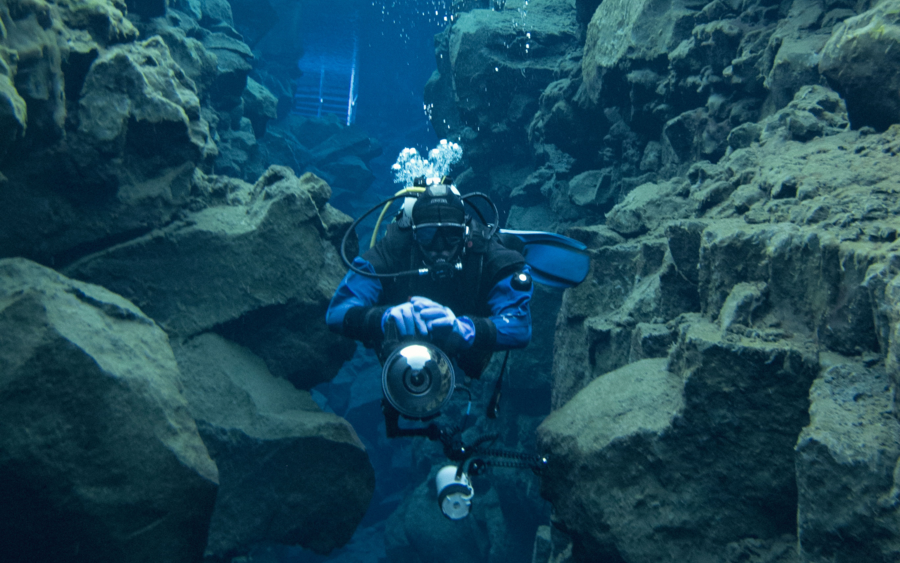 Dive between two continents in the Silfra fissure | Evaneos