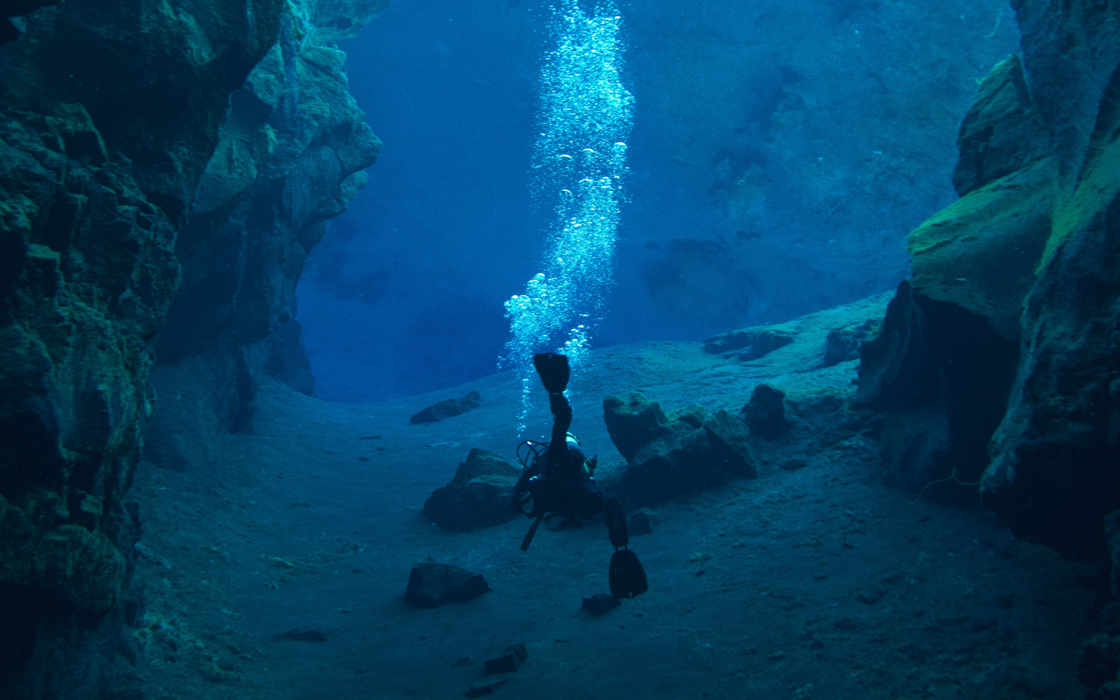 Dive between two continents in the Silfra fissure | Evaneos