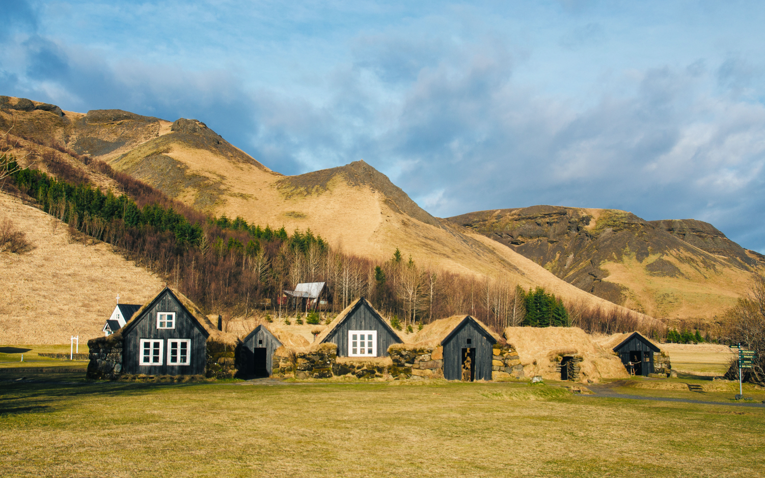 Learn about Iceland's traditions in a typical village or harbor | Evaneos