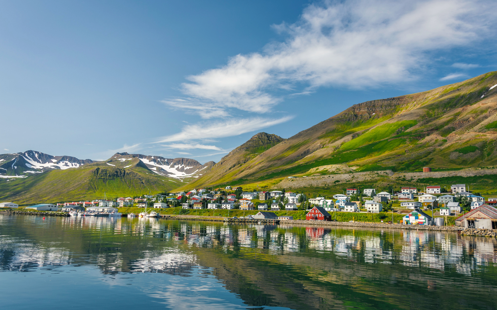 Learn about Iceland's traditions in a typical village or harbor | Evaneos