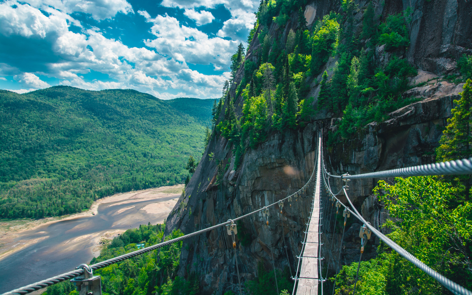 Prendre de la hauteur grâce aux plus belles via ferrata du Canada | Evaneos