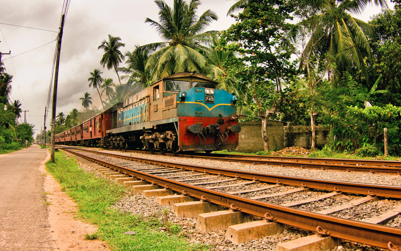 Percorrere le tortuose strade dell'India a bordo di un treno ...